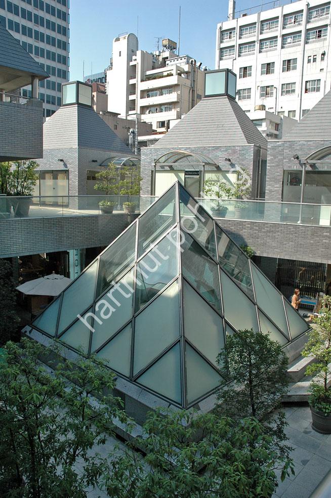 1990 – Piramide Building, Tôkyô – Japan Stock Photos